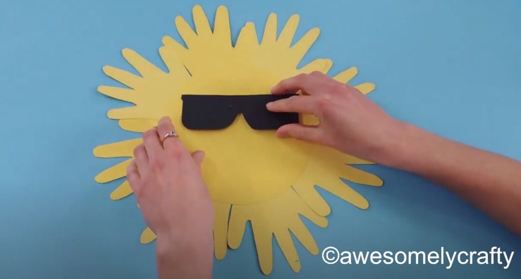 Handprint Sun Craft - Awesomelycrafty